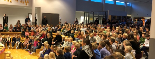 Samnanger barneskule - Hurra for fredag og fellessamling!