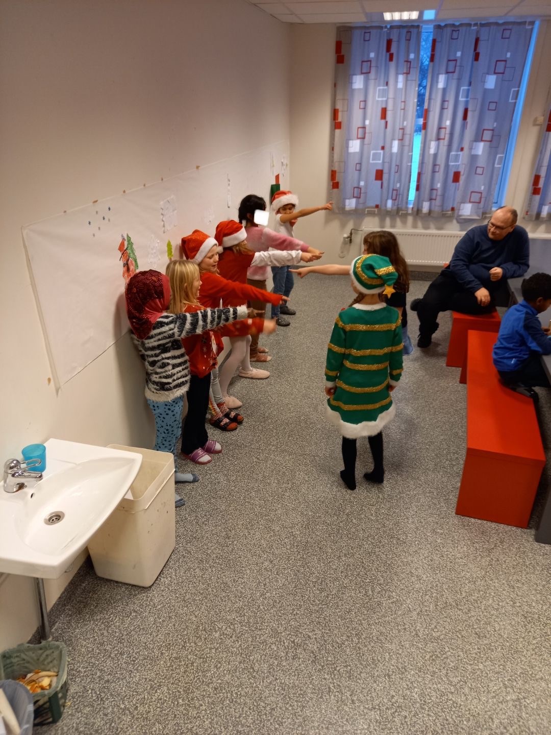 Trones skole - Pinnsvin: kos i snøen