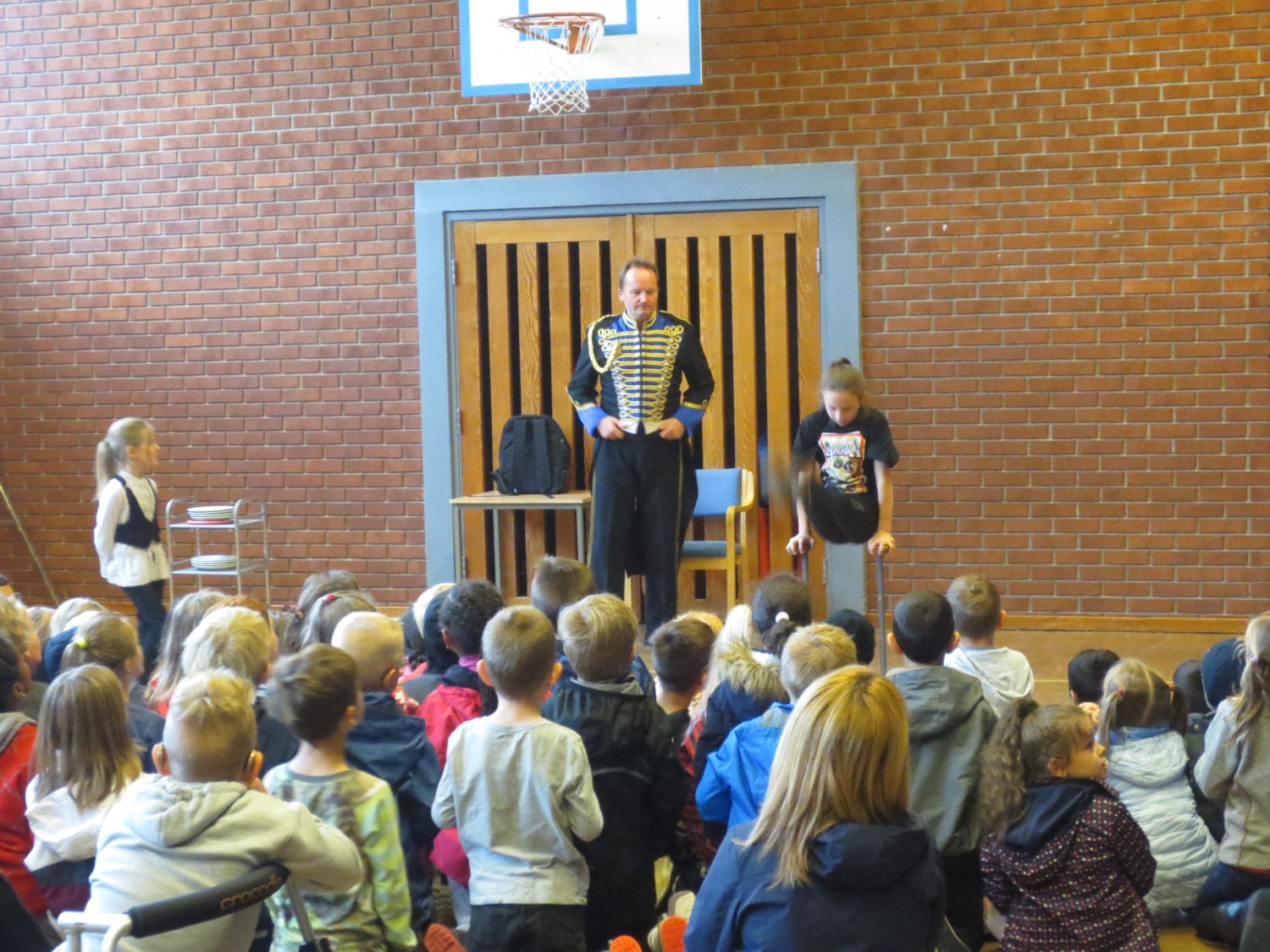 Trones skole - Cirkus Agora - SHOW